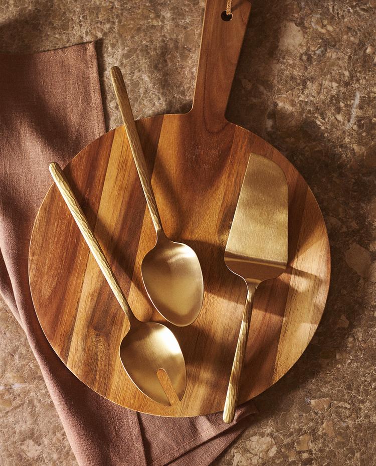 อุปกรณ์เสิร์ฟพร้อมด้ามจับโค้งเว้า (ยูนิต) | Zara Home Thailand