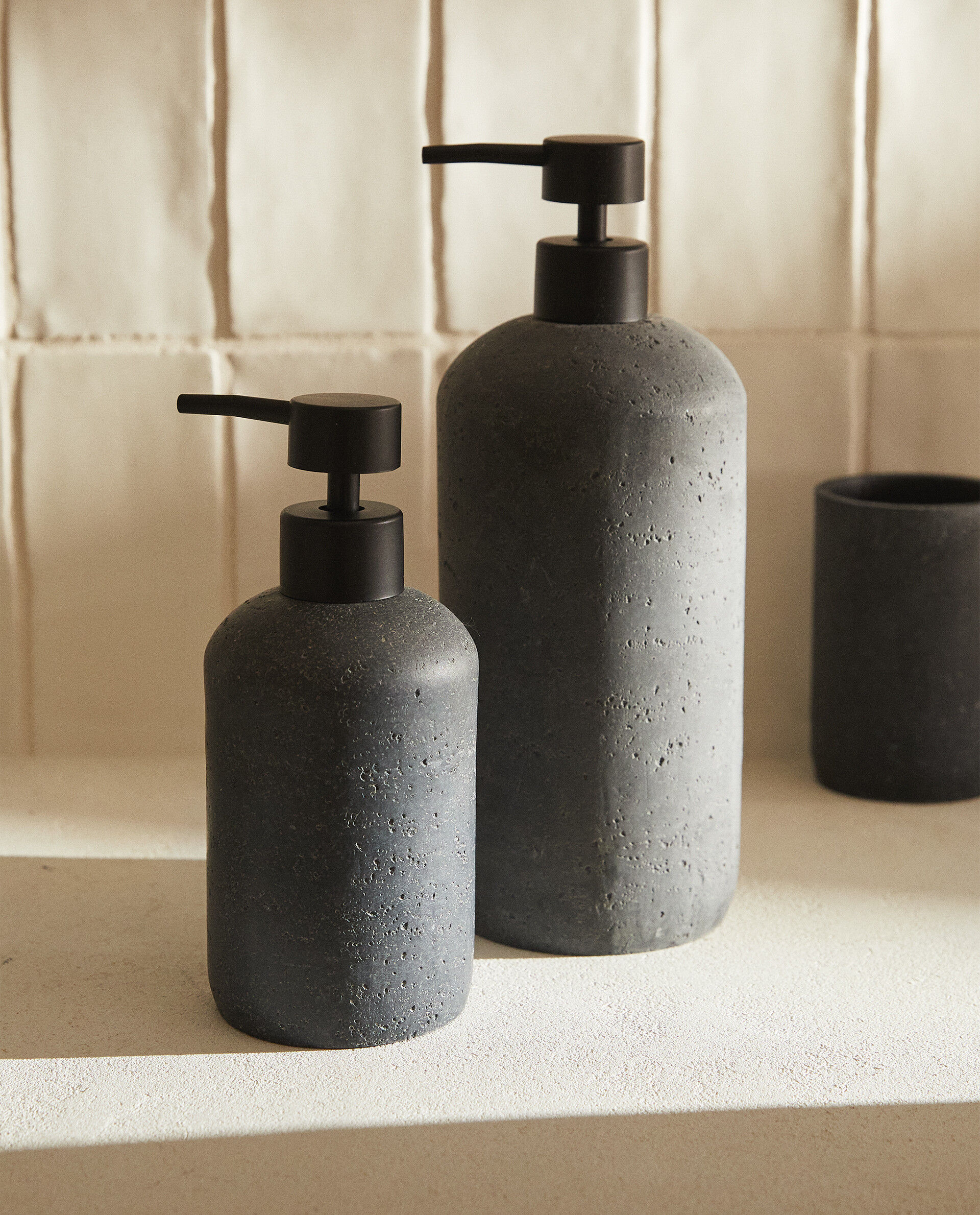 BLACK STONE RESIN DISPENSER BATHROOM SET | Zara Home United Kingdom BLACK STONE RESIN DISPENSER BATHROOM SET | Zara Home United Kingdom