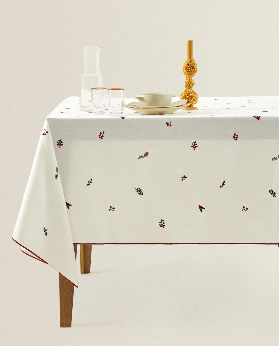PACK VAN KATOENEN TAFELLAKEN MET GEBORDUURDE KERSTTAKKEN | Zara Home ... PACK VAN KATOENEN TAFELLAKEN MET GEBORDUURDE KERSTTAKKEN | Zara Home ...