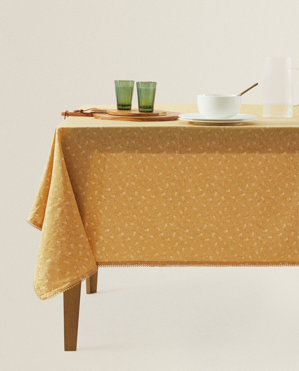 TAFELLAKEN MET FIJNE BLOEMENPRINT | Zara Home Nederland