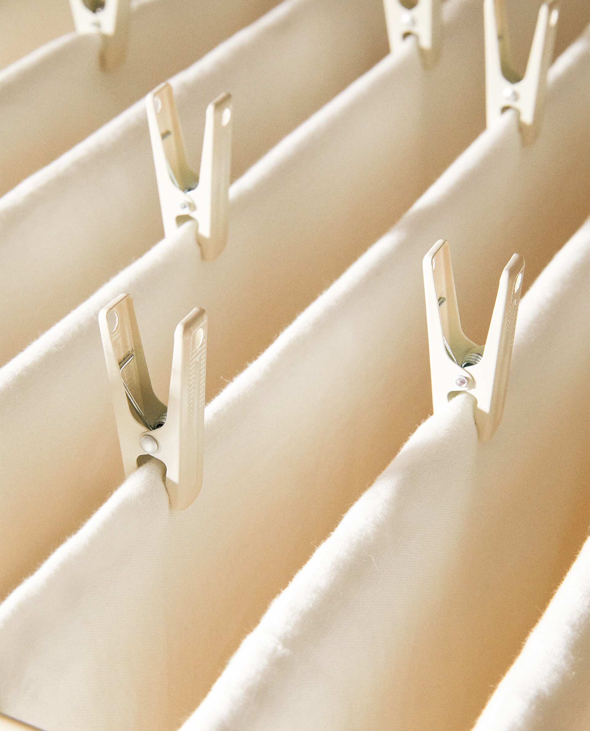 JUEGO PINZA PARA ROPA (JUEGO DE 20) | Zara Home México