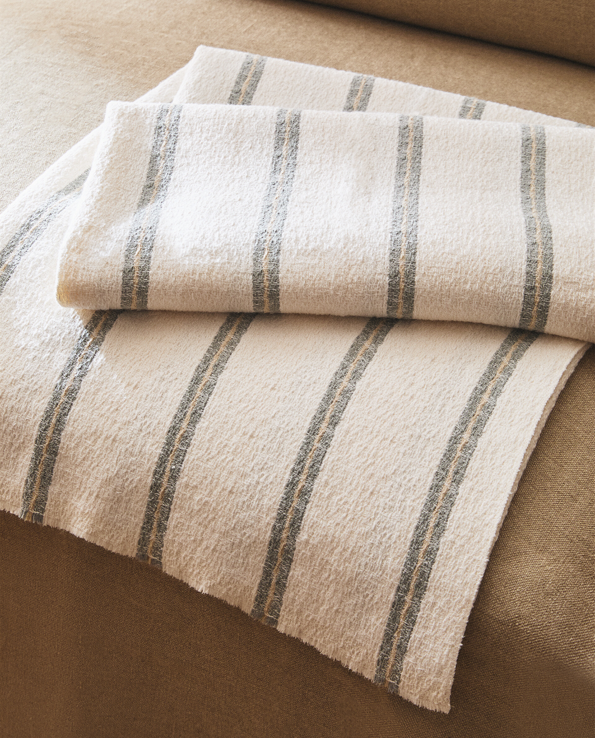 MANTA DE LINHO COM LISTRA | Zara Home Brasil