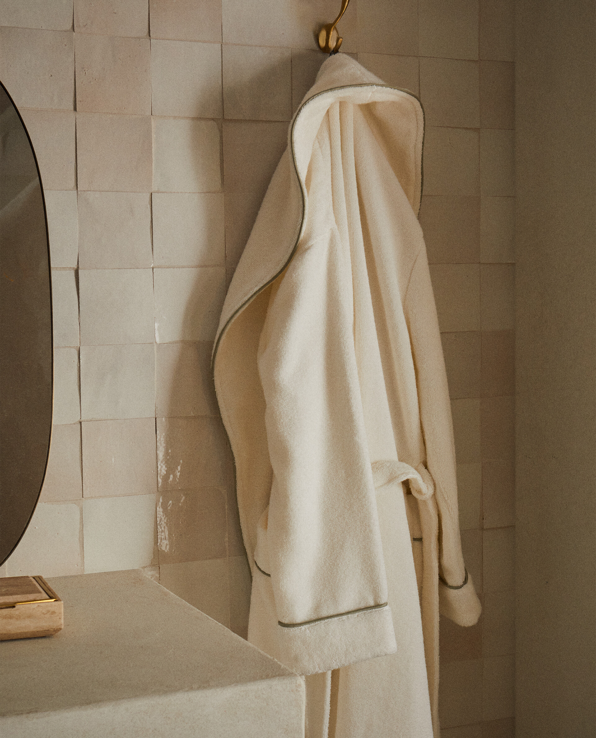 (400 GXM²) EXTRA SOFT BATHROBE WITH CONTRAST PIPING | Zara Home UAE ...