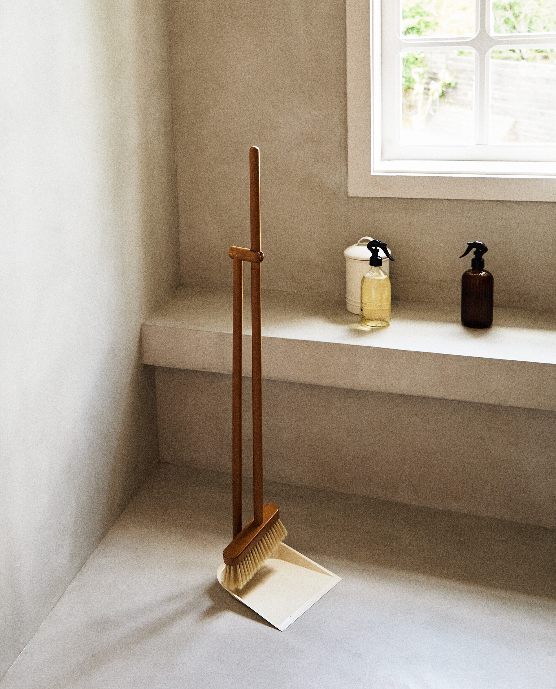WOODEN DUSTPAN AND BRUSH SET | Zara Home United States of America WOODEN DUSTPAN AND BRUSH SET | Zara Home United States of America