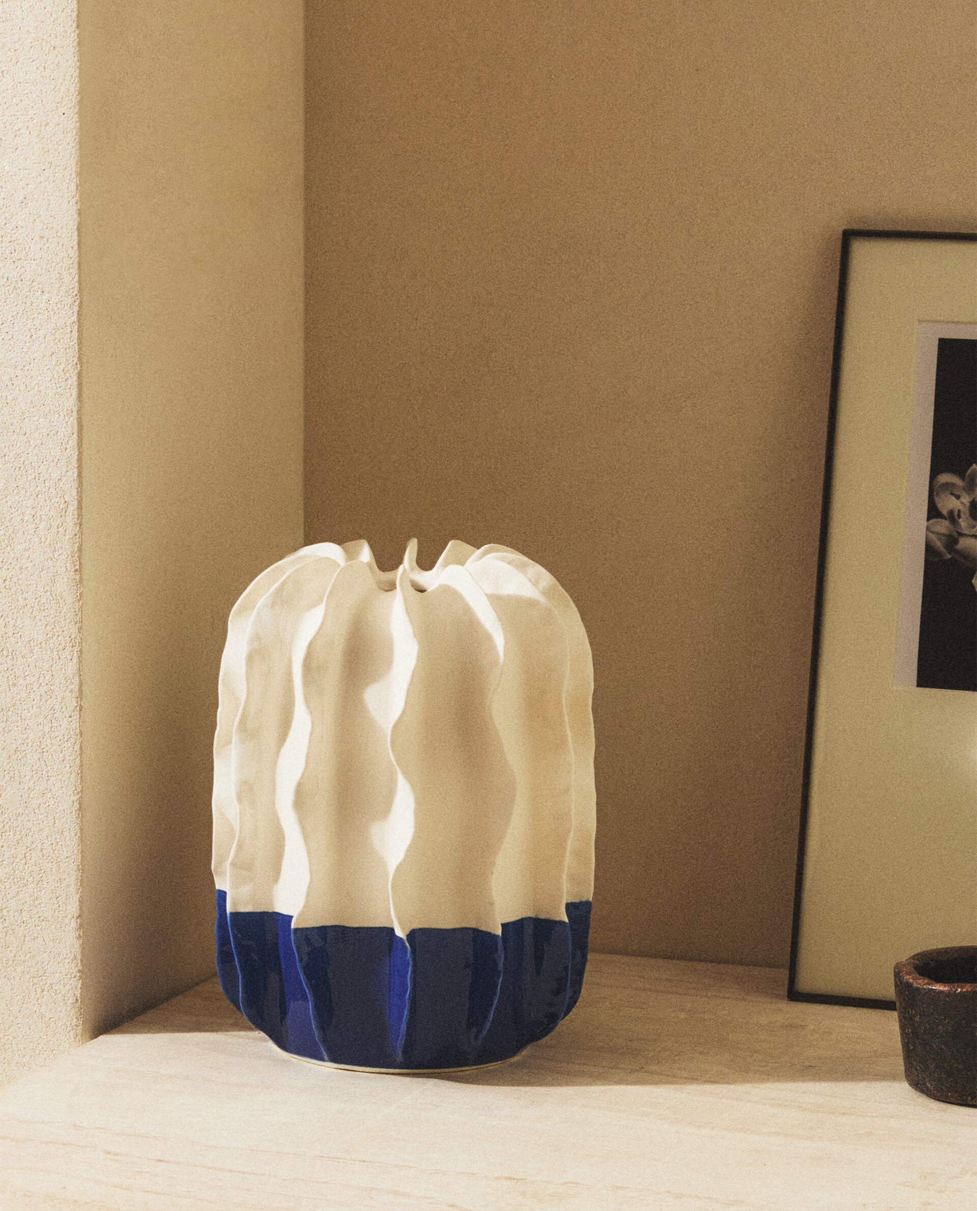 TEXTURED WAVY CERAMIC VASE x COLLAGERIE | Zara Home UAE - ABU DHABI/AL ...