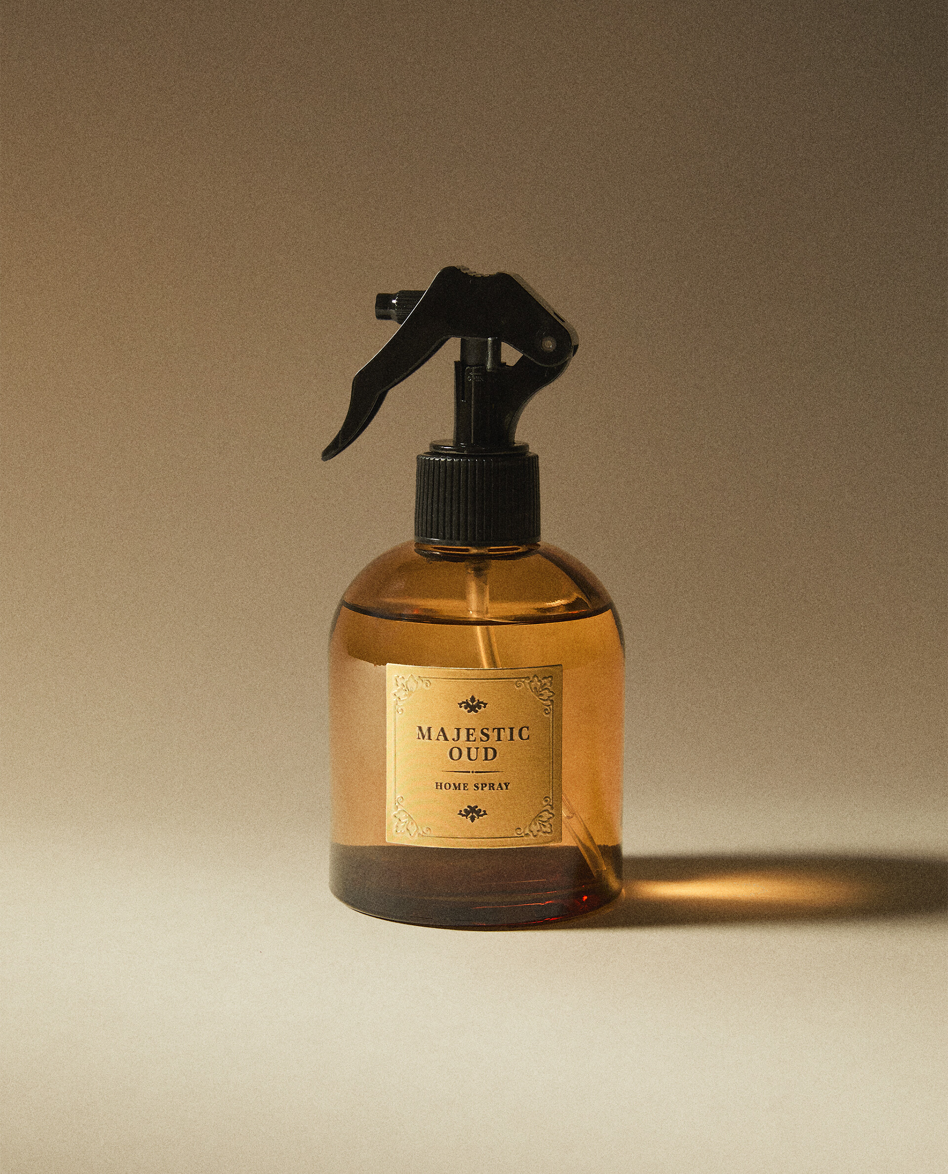 (230 ML) MAJESTIC OUD SPRAY DIFFUSER | Zara Home France