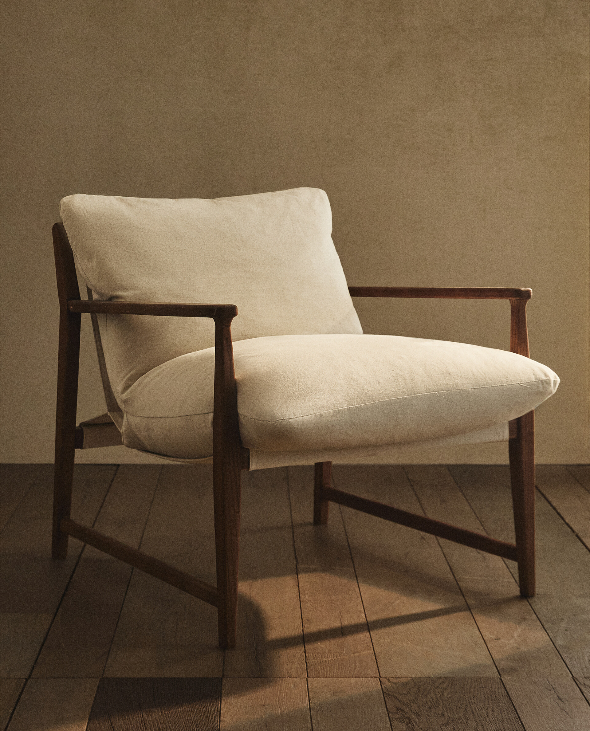 BUTACA MADERA Y COJÍN DESENFUNDABLE | Zara Home España