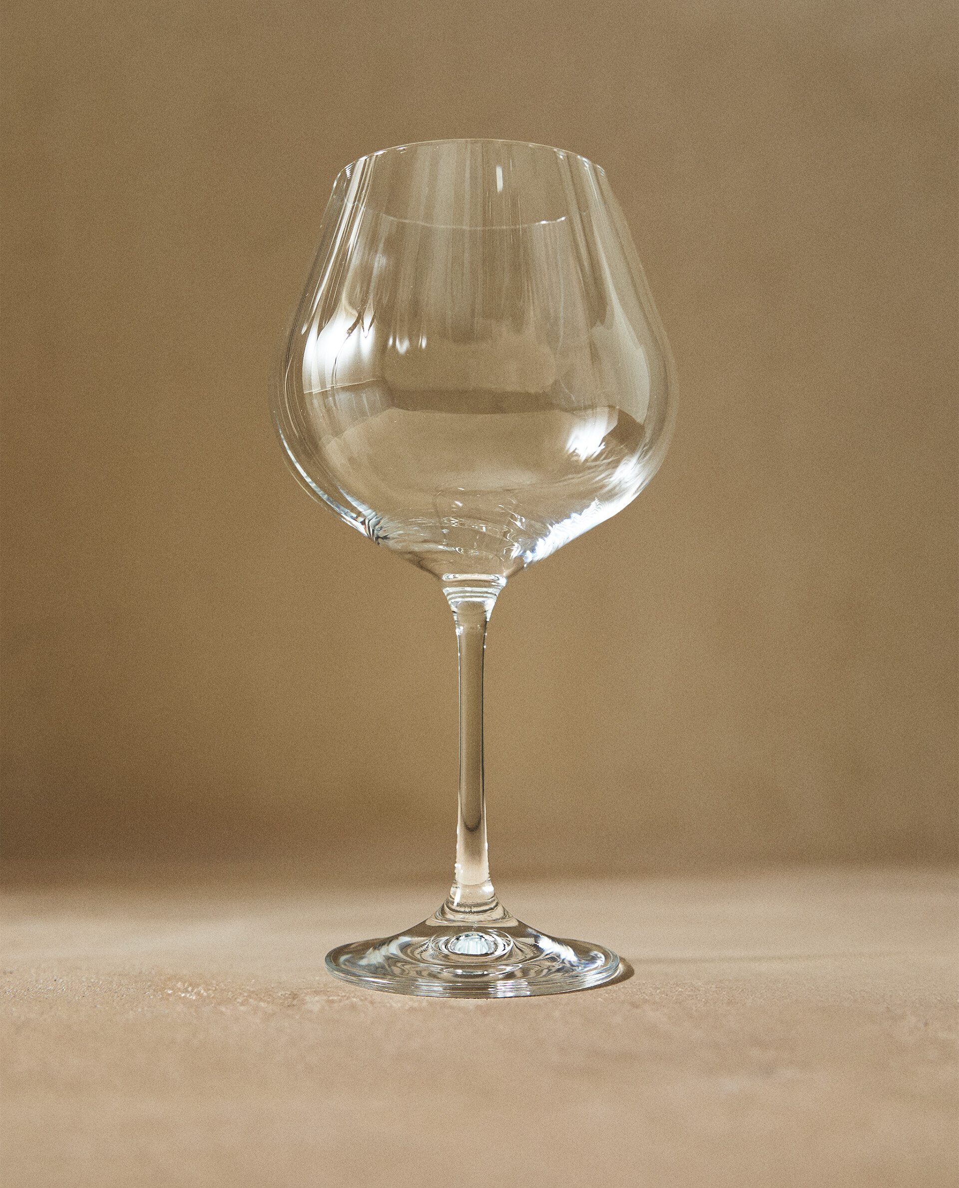 POHÁR NA STOPKE NA VÍNO BOHEMIA CRYSTAL S VLNKOVÝM EFEKTOM | Zara Home ... POHÁR NA STOPKE NA VÍNO BOHEMIA CRYSTAL S VLNKOVÝM EFEKTOM | Zara Home ...
