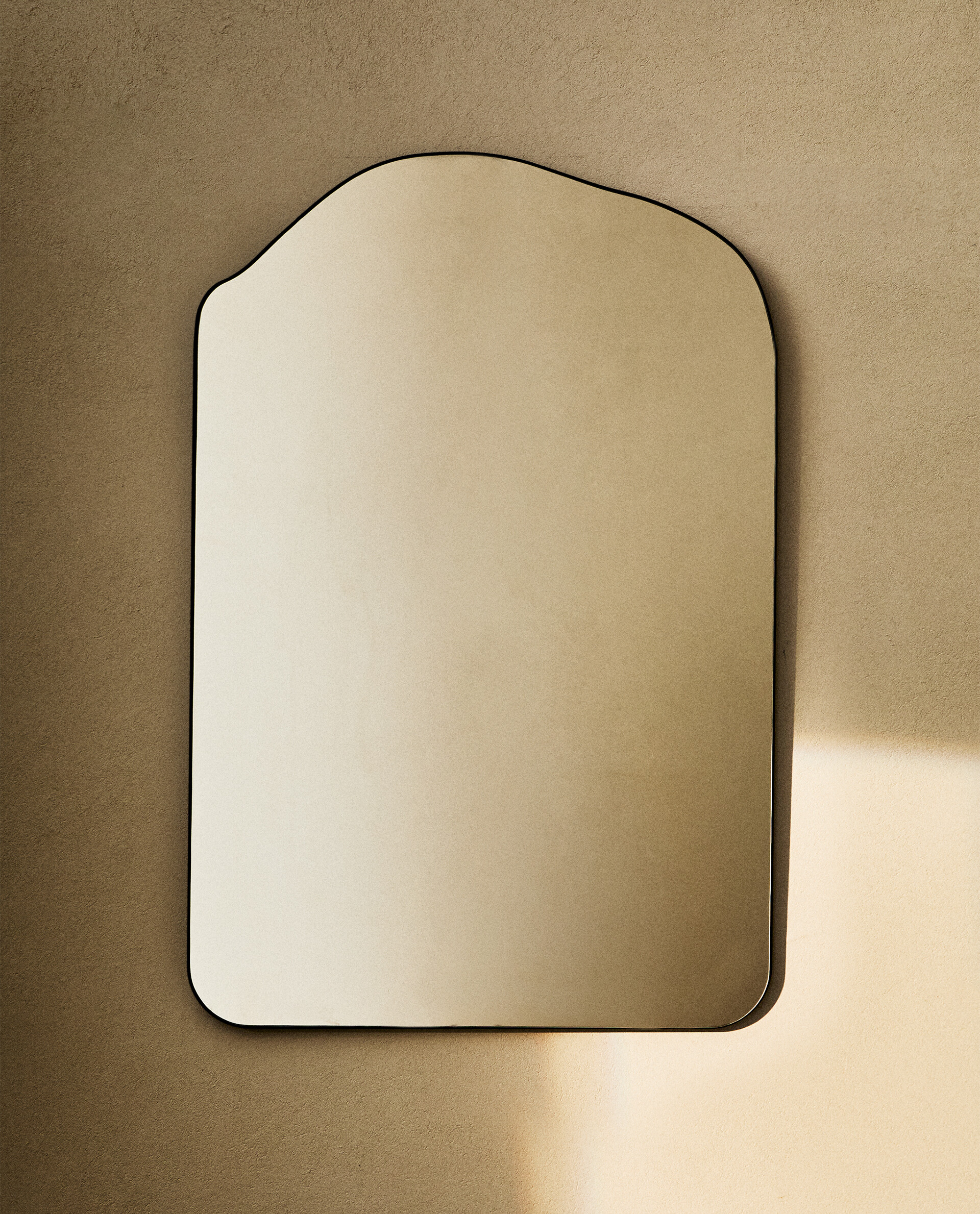 ESPEJO PARED IRREGULAR - NUESTROS FAVORITOS | Zara Home España