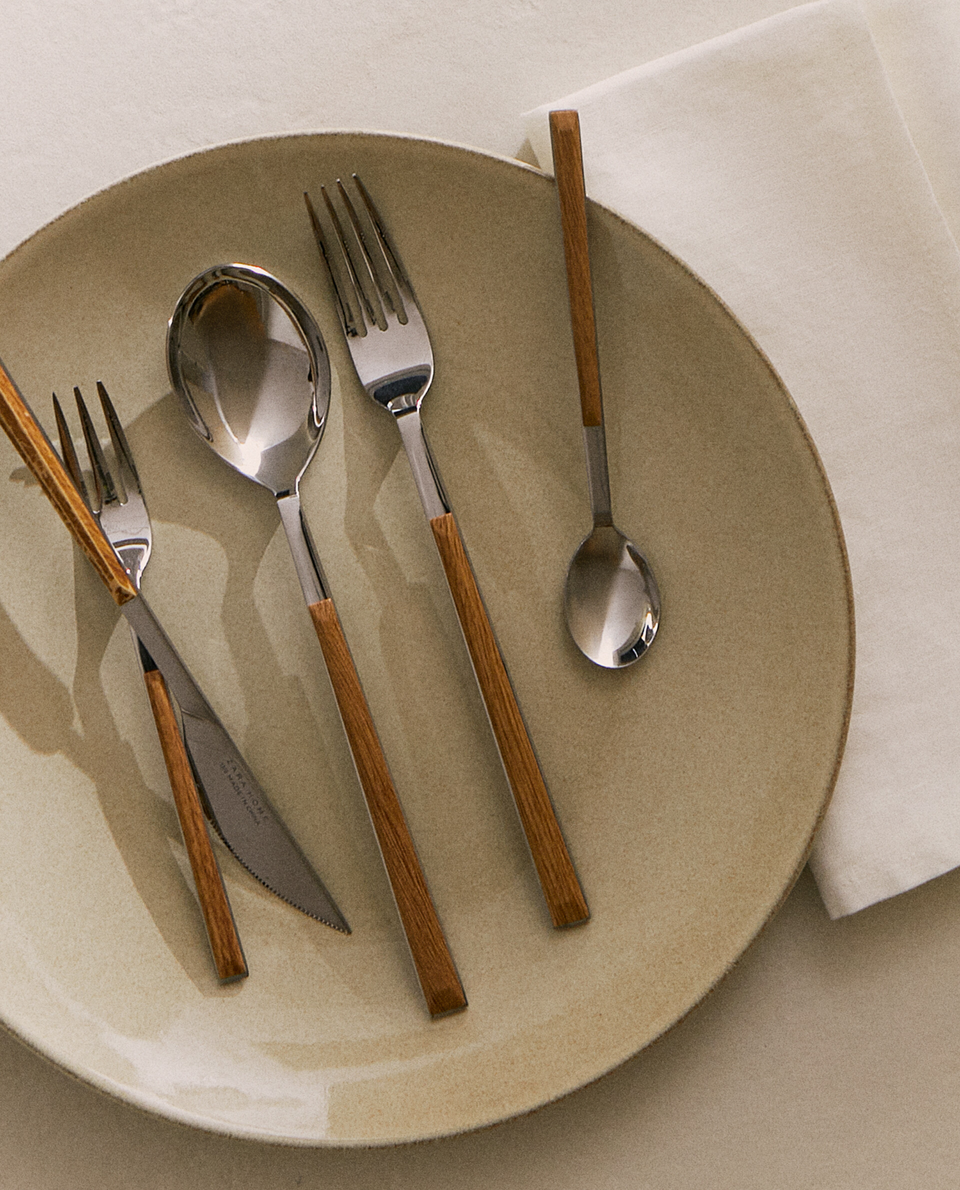 COUVERTS EFFET BOIS - Tout afficher - COUVERTS - SALLE À MANGER | Zara ...