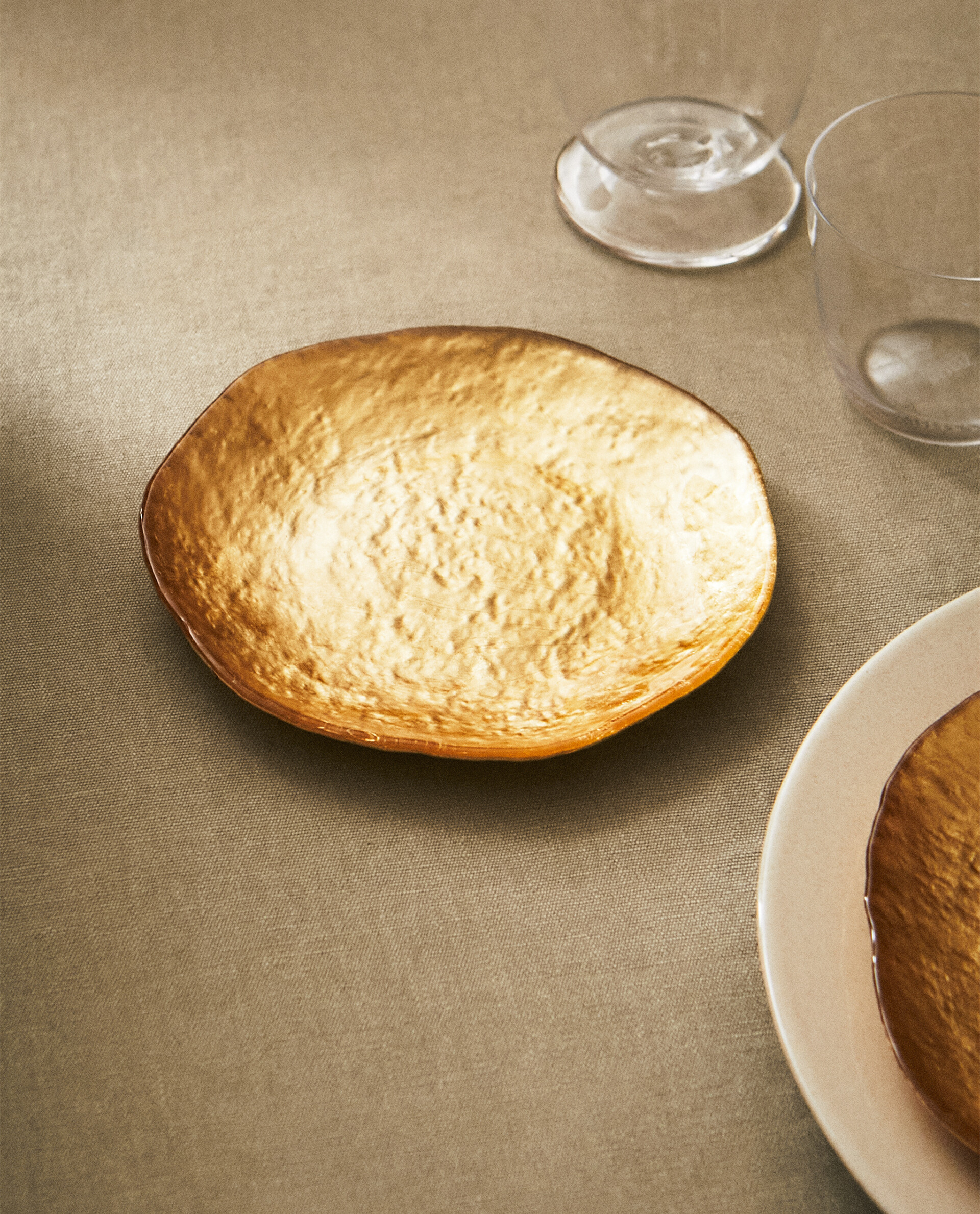 Piring kue dan piring kecil