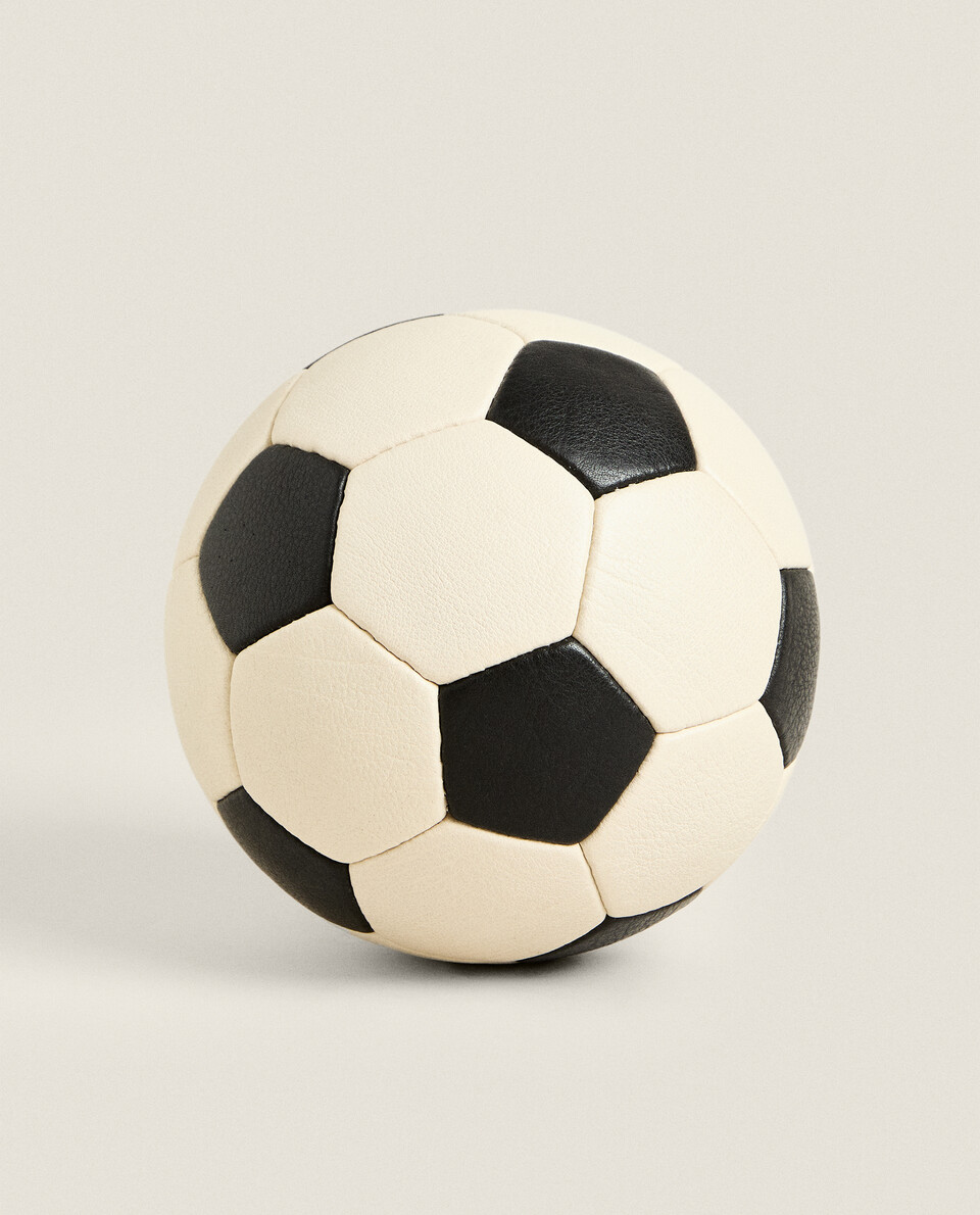 MODEST VINTAGE PLAYER FOOTBALL | Zara Home Switzerland