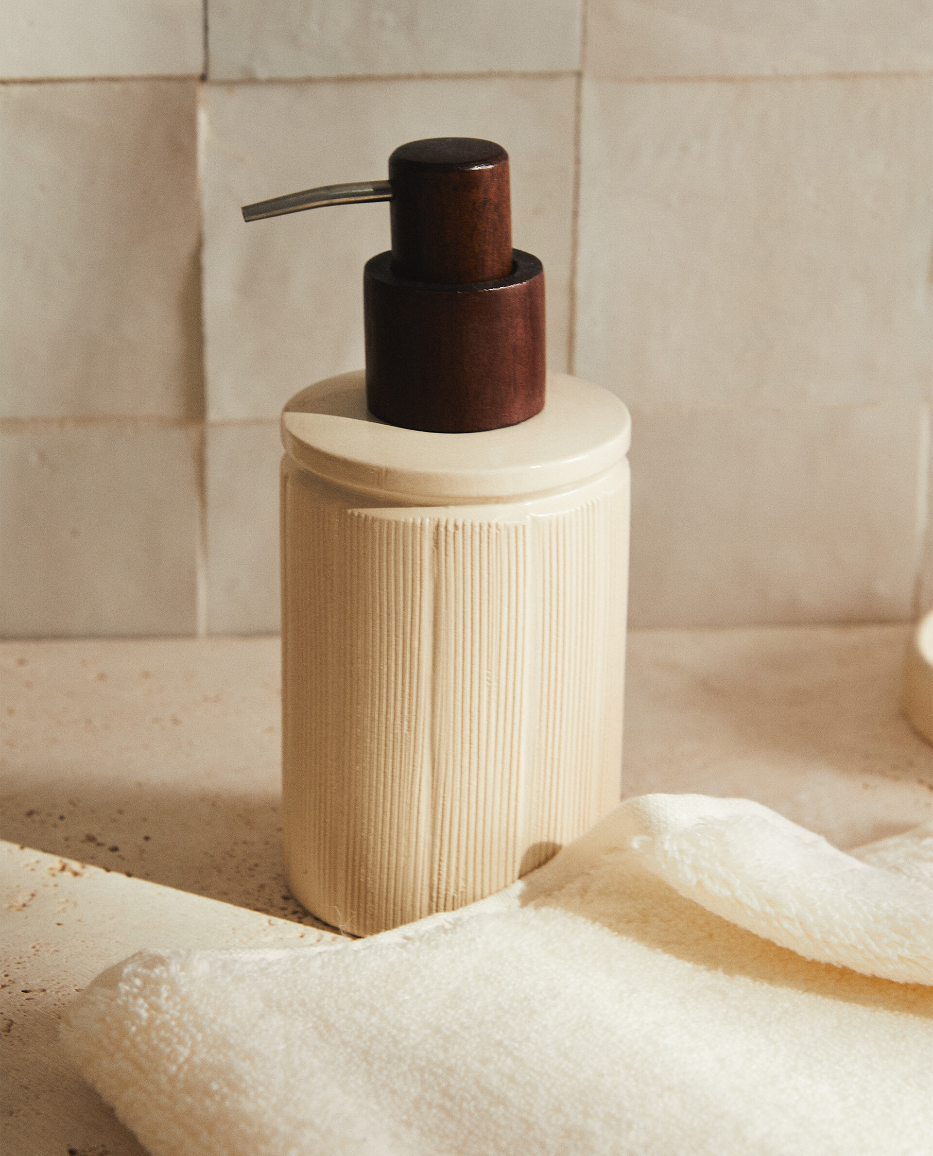 SCORED CERAMIC BATHROOM SOAP DISPENSER | Zara Home United Kingdom