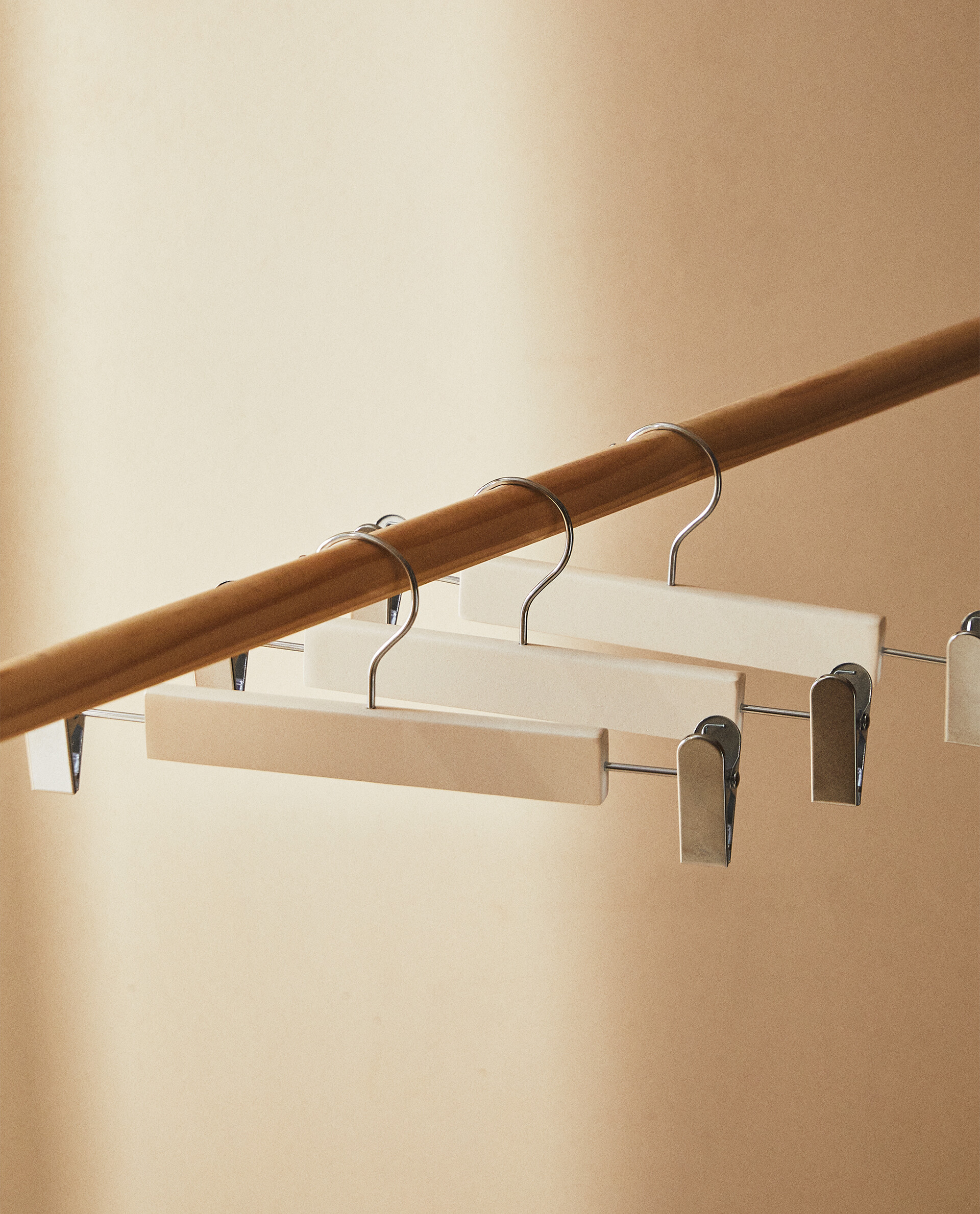 PACK PERCHAS INFANTILES MADERA PINZAS (PACK DE 3) | Zara Home Colombia
