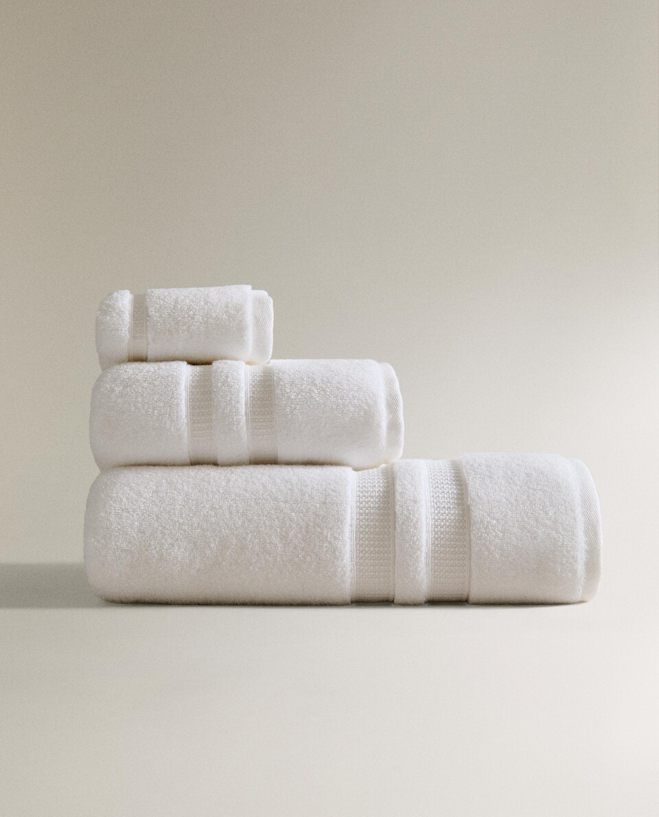 EKSTRA BLØDT HÅNDKLÆDE MED DOBBELT KANT | Zara Home Danmark