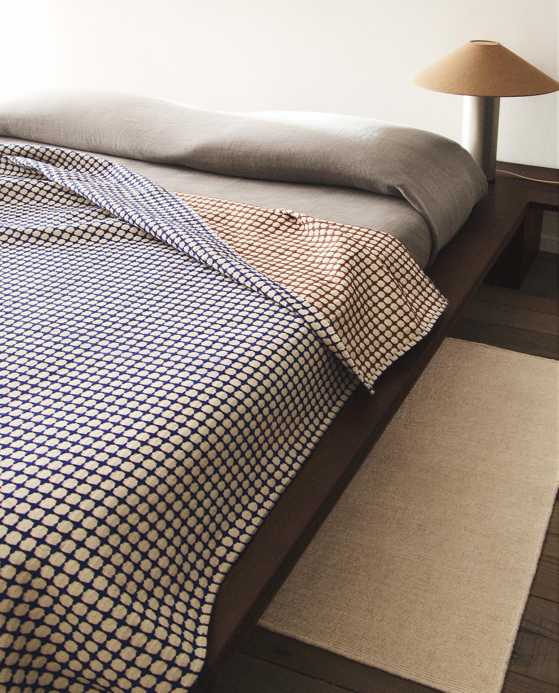 COLCHA ALGODÓN WAFFLE REVERSIBLE X COLLAGERIE | Zara Home México