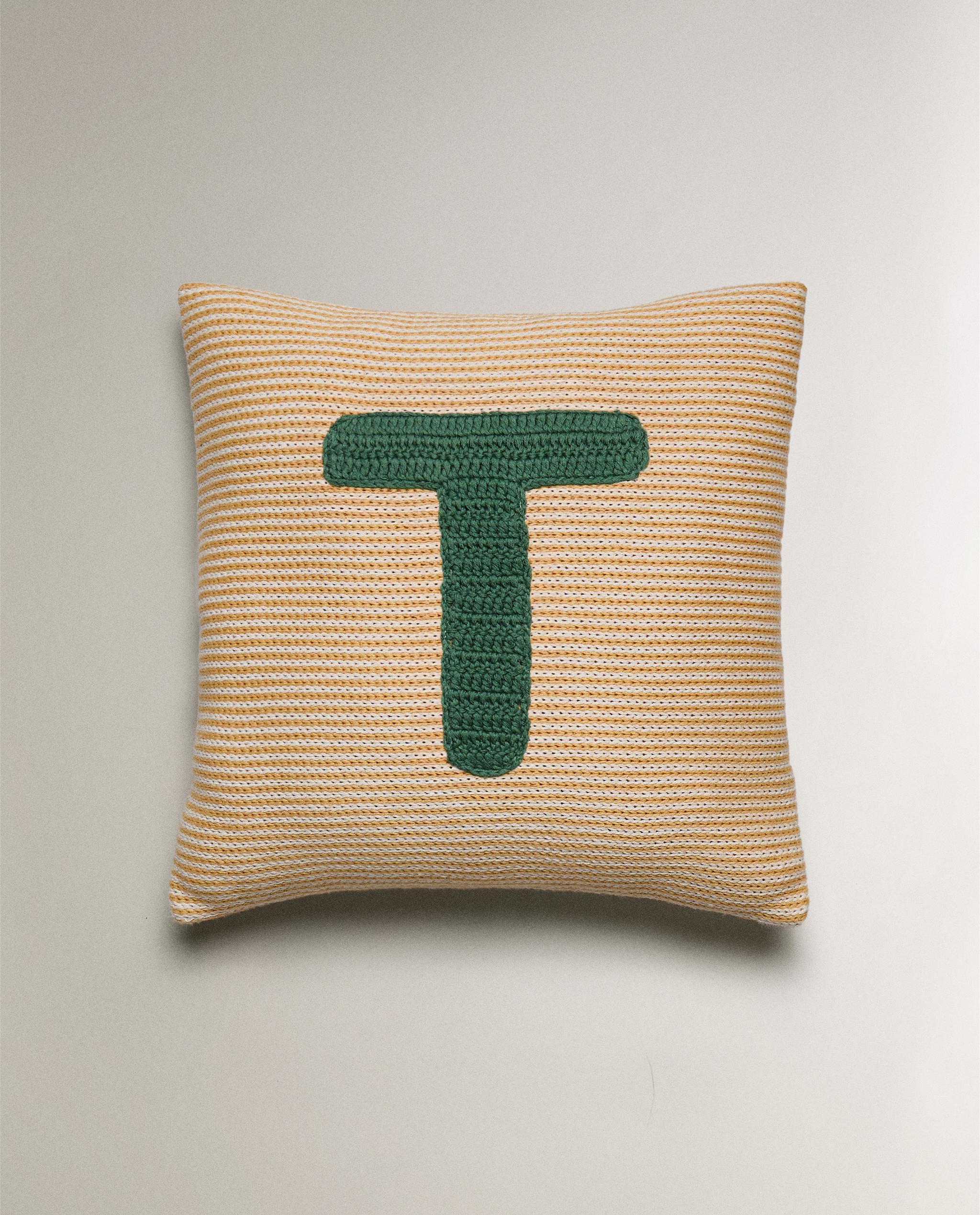 VAIKIŠKA SIUVINĖTA RAIDE T PAGALVĖLĖ | Zara Home Lithuania