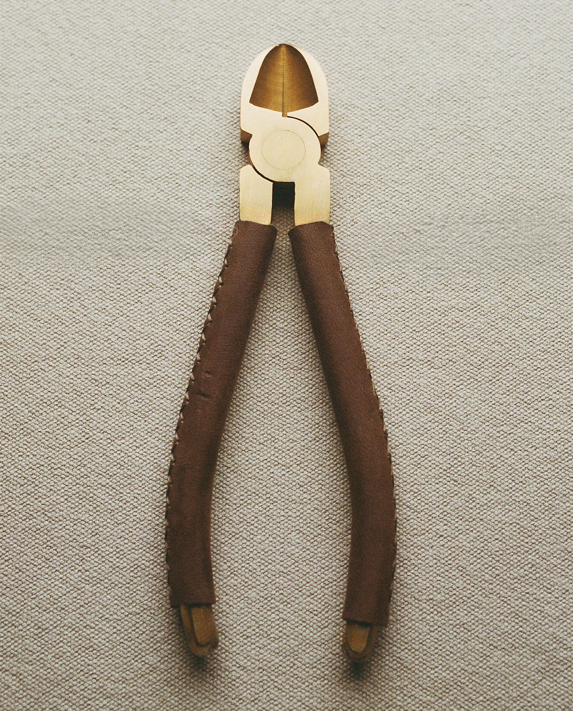 STEEL CUTTING PLIERS WITH LEATHER HANDLE | Zara Home Ireland