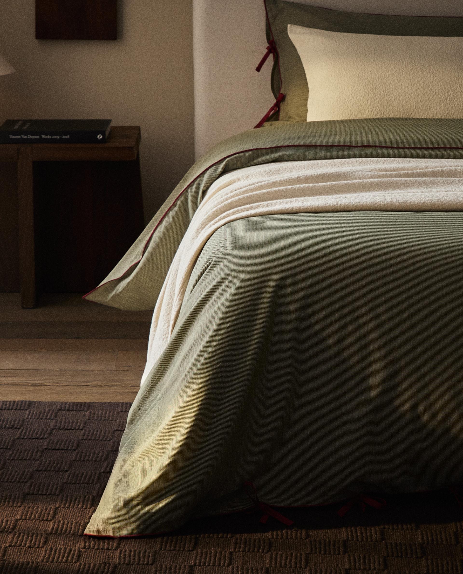 ΡΙΓΕ ΠΑΠΛΩΜΑΤΟΘΗΚΗ ΜΕ OVERLOCK | Zara Home Ελλάδα / Greece