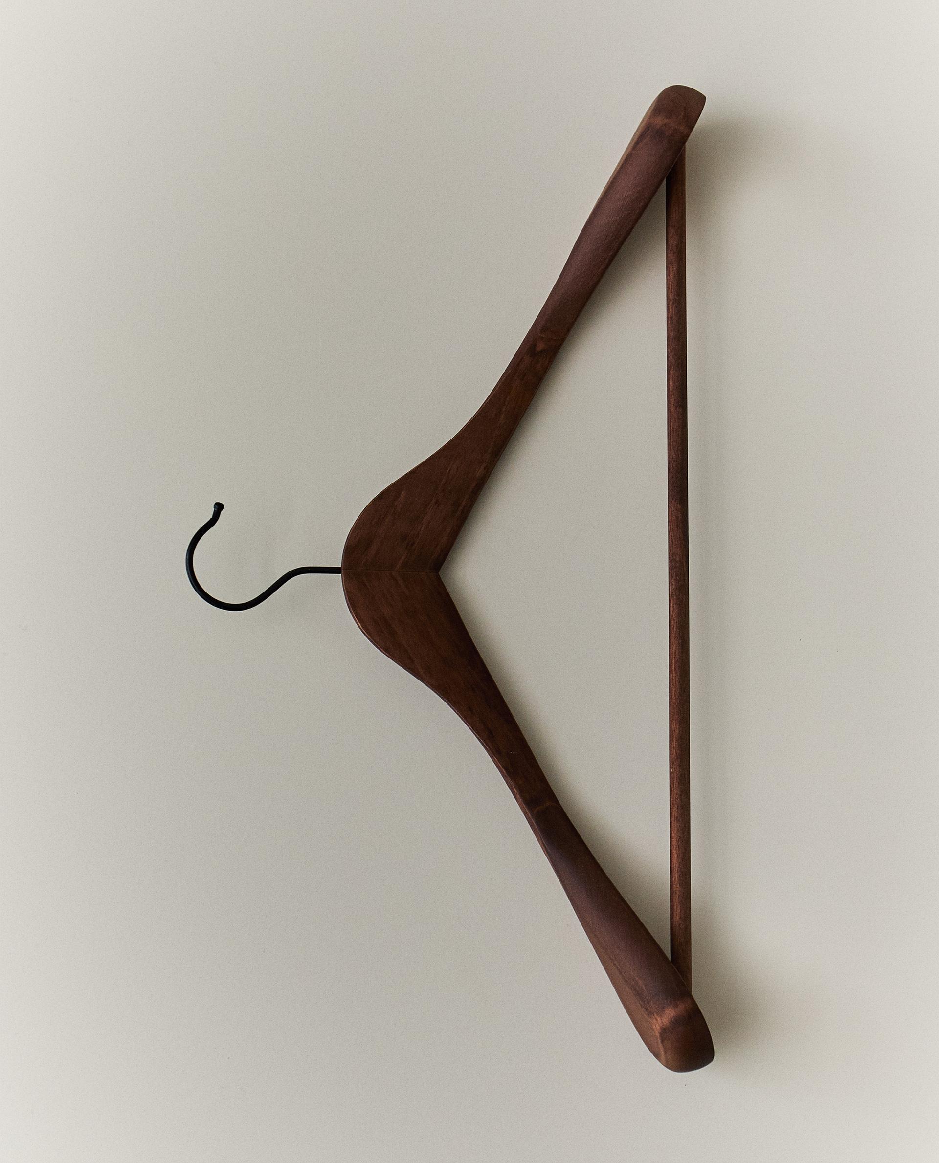 UMERAȘ PENTRU PALTOANE CU FINISAJ DIN LEMN | Zara Home România