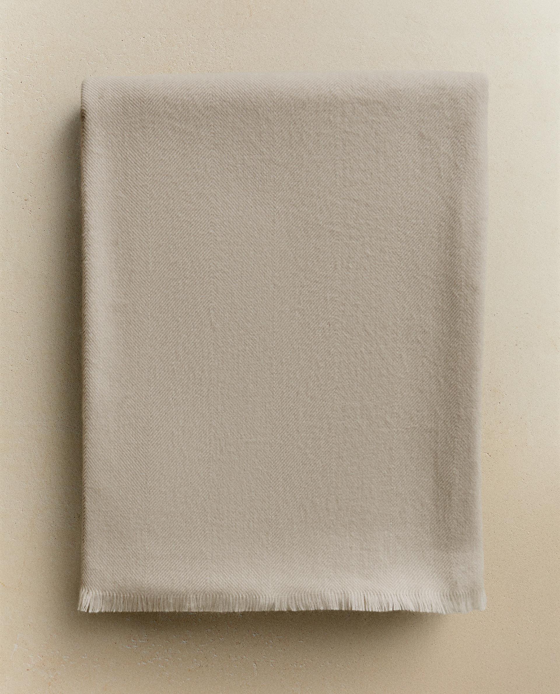 COUVERTURE LÉGÈRE À FRANGES | Zara Home Canada