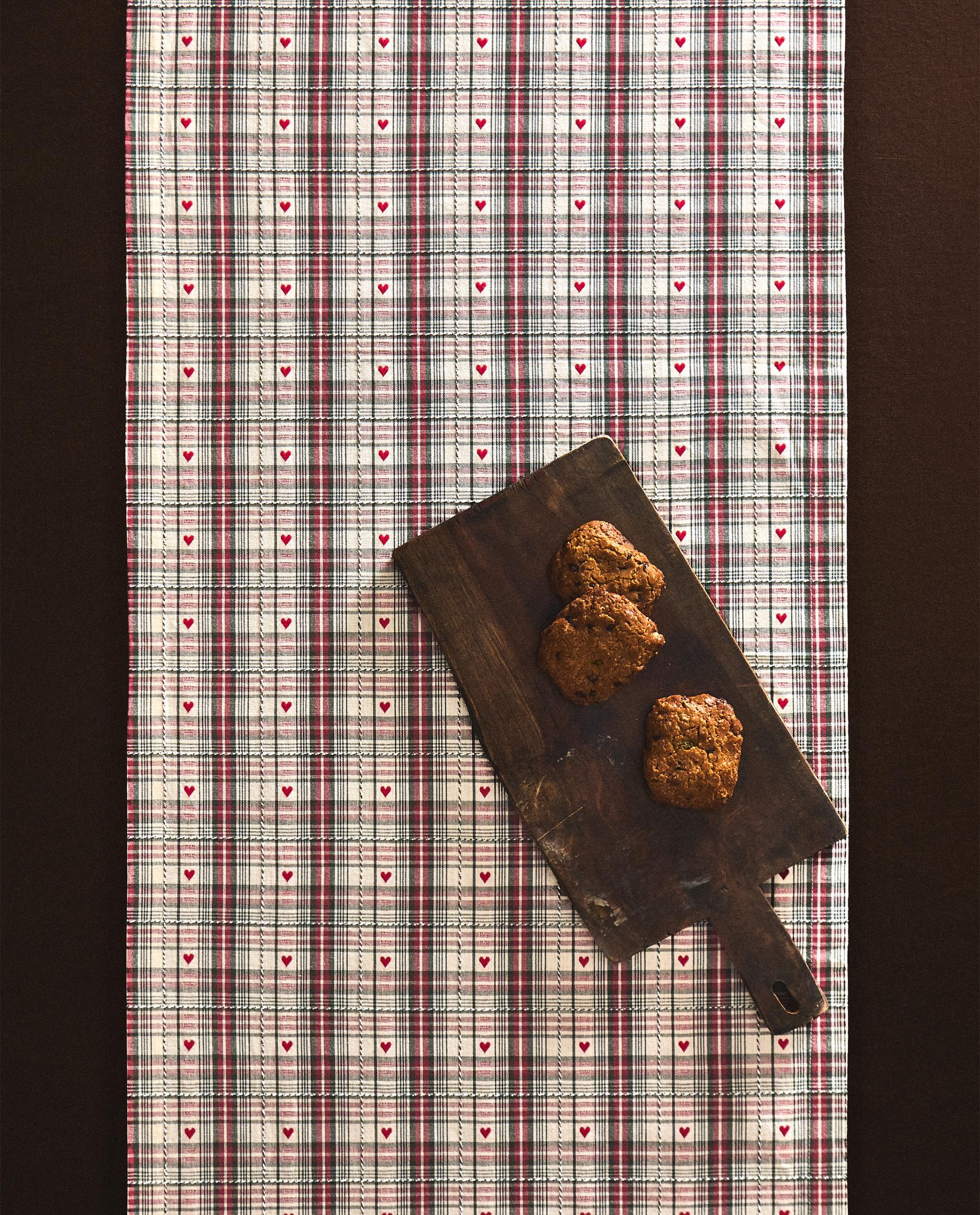 RUNNER FILO TINTO CUORI NATALE | Zara Home Italia