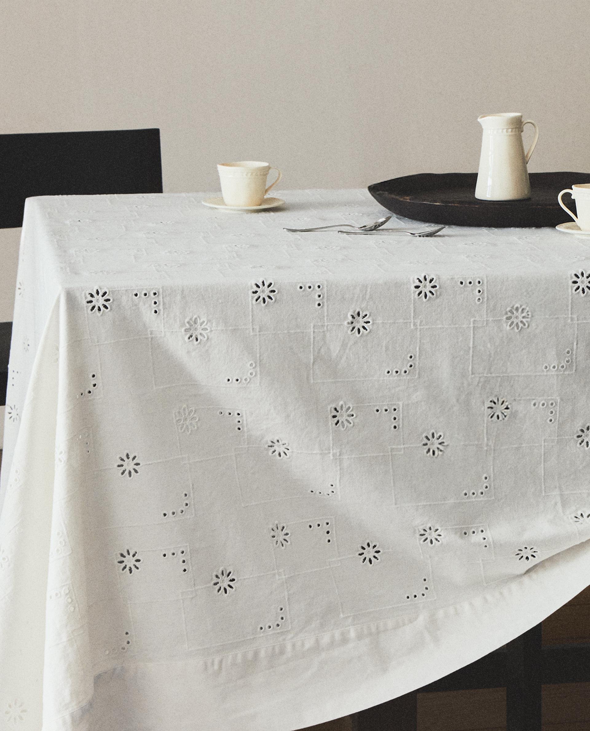 ΤΡΑΠΕΖΟΜΑΝΤΗΛΟ ΜΕ ΔΙΑΤΡΗΤΑ ΚΕΝΤΗΜΑΤΑ | Zara Home Ελλάδα / Greece