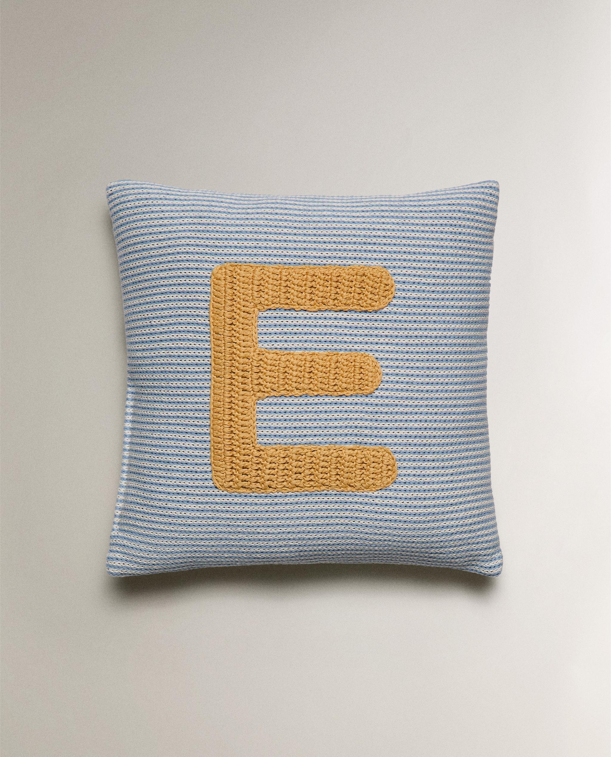 COXÍN INFANTIL BORDADO LETRA E | Zara Home España