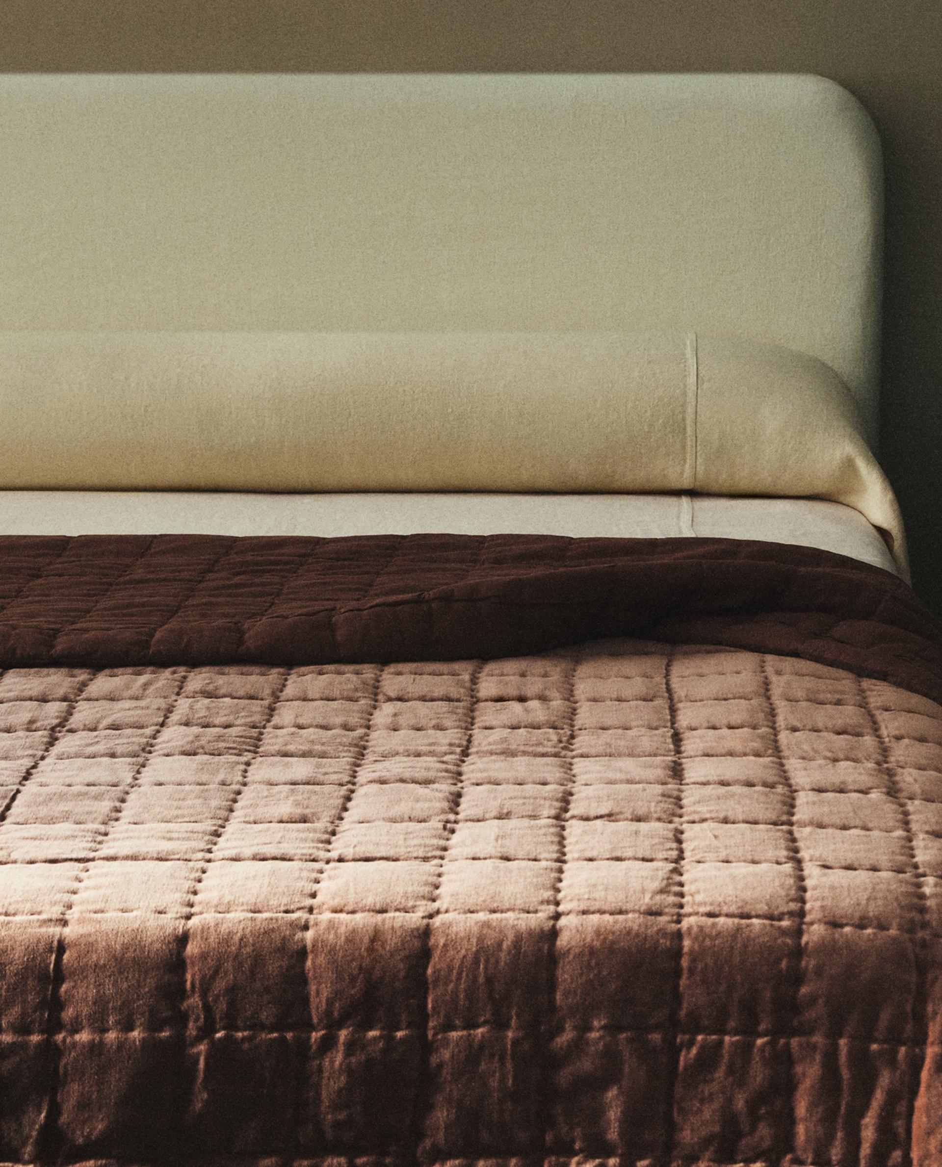 ΒΕΛΟΥΔΙΝΟ ΚΟΥΒΕΡΛΙ ΜΕ ΤΕΤΡΑΓΩΝΑΚΙΑ | Zara Home Ελλάδα / Greece