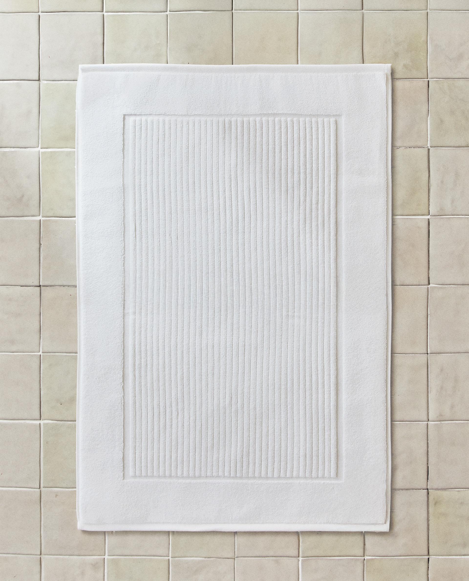 RIBBED TEXTURE BATH MAT | Zara Home Oman
